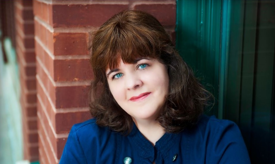 Janet Mefferd smiling in a blue dress | Thy Word Network